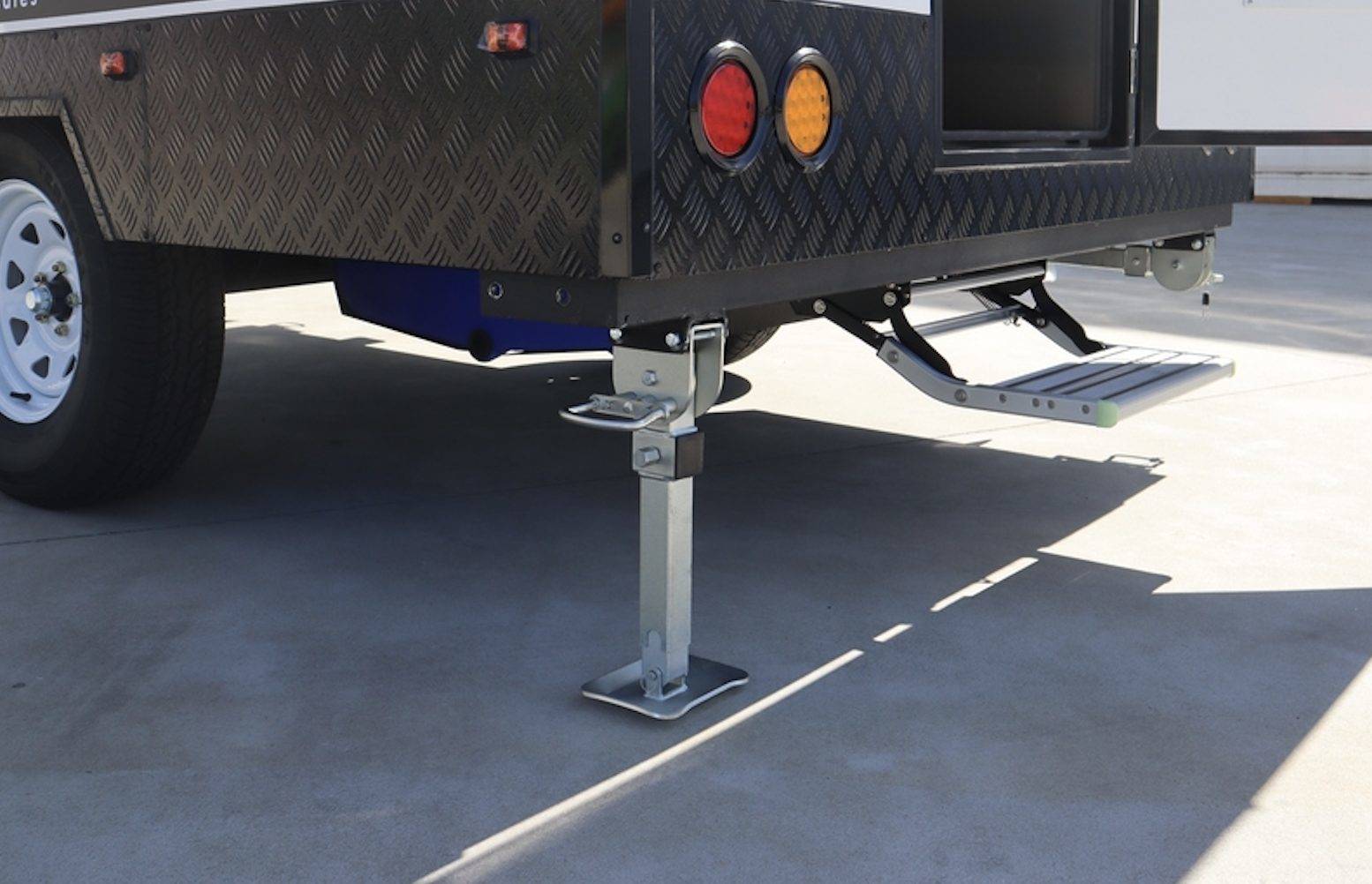 Drop down legs - Auckland Food Trailers